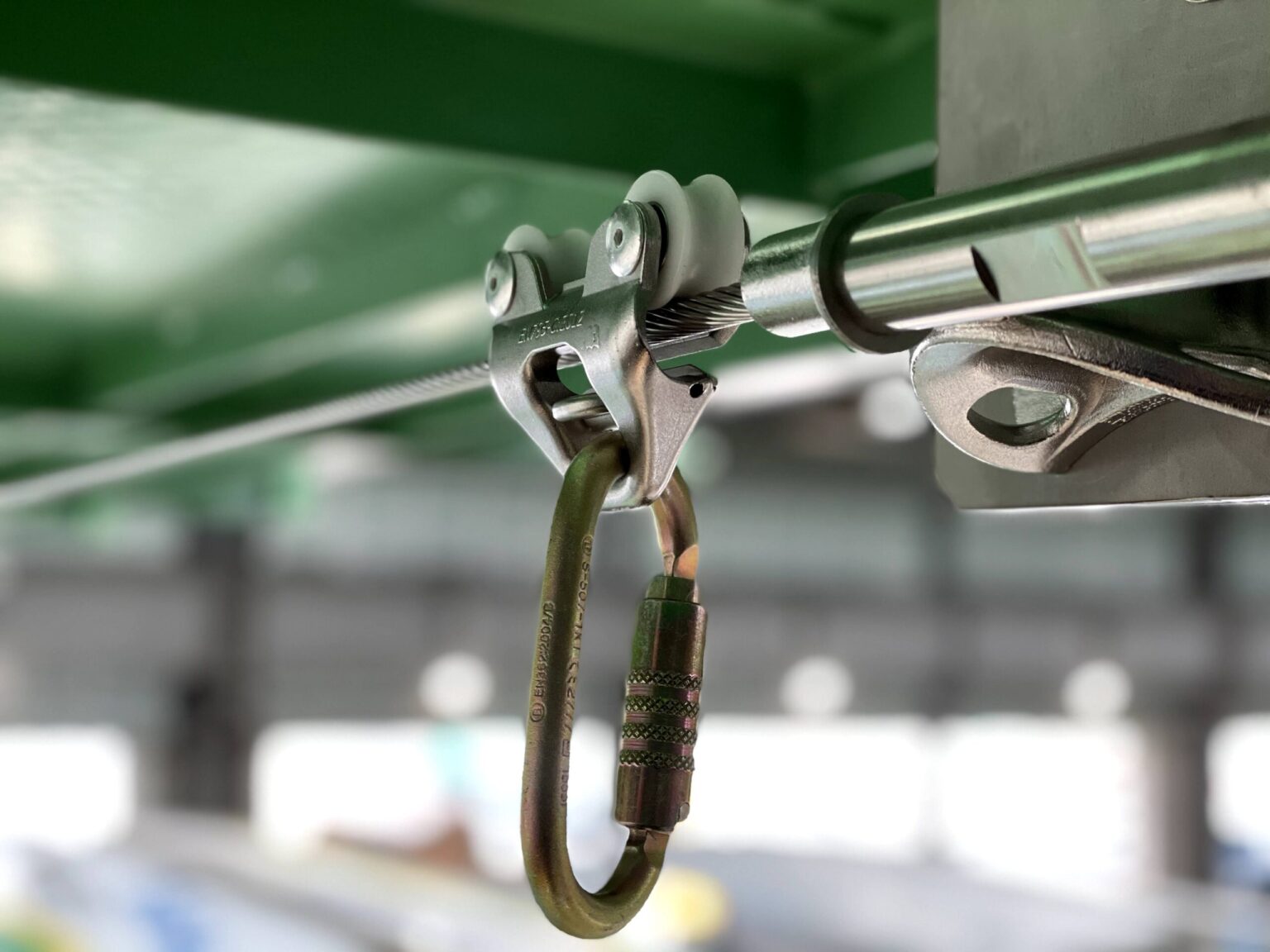 アクロバット 懸垂型ワイヤータイプ | 高所安全対策のスペシャリスト！常設型転落防止システム「アクロバット」